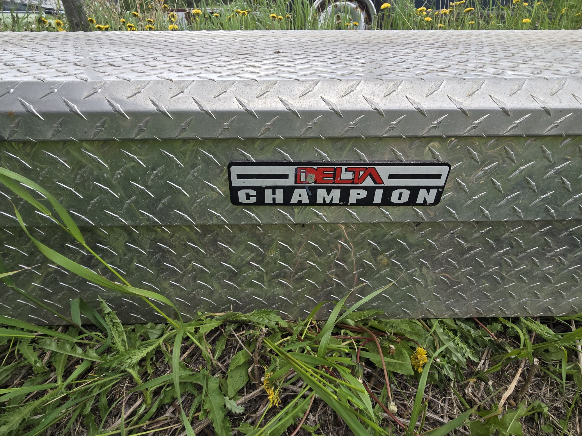 Delta truck tool box - Wild Country Auctions Inc